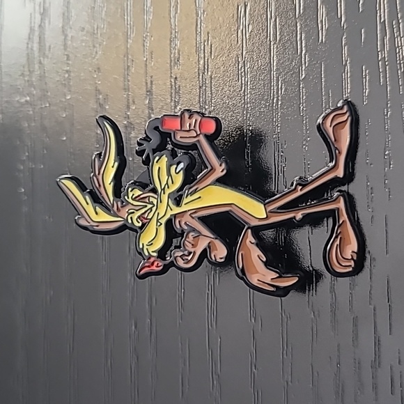 Warner Bros. | Jewelry | Warner Bros Looney Toons Wil E Coyote Pin ...